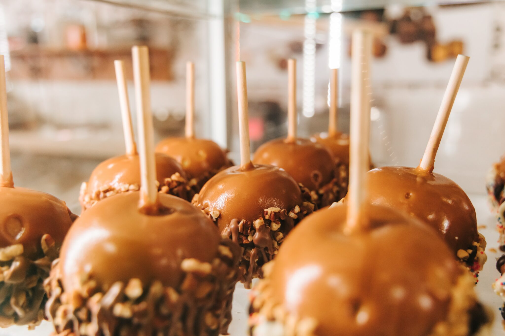Making Caramel Apples with the Kids – The Organized Mom